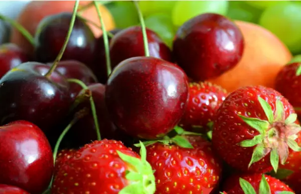 Confiture de fraises et de cerises pour l'hiver: recettes pas à pas avec photos, avec pépins, sans pépins, avec des baies entières râpées 4625_1