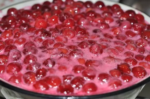 Confiture de fraises et de cerises pour l'hiver: recettes pas à pas avec photos, avec pépins, sans pépins, avec des baies entières râpées 4625_4