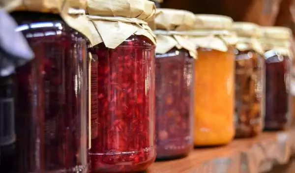 Confiture de fraises et de cerises pour l'hiver: recettes pas à pas avec photos, avec pépins, sans pépins, avec des baies entières râpées 4625_7