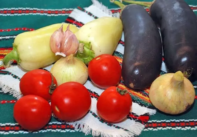 Pyaterochka saladesrezept foar de winter mei aubergines 4687_1