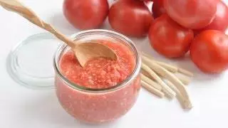 Adjika lati awọn tomati pẹlu ata ilẹ ati horseradish 4732_1