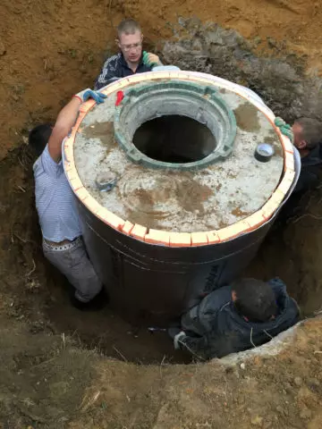 Guýyny beton halkalardan öz eliňiz bilen izolýasiýa etmek: suw geçiriji, lagym 527_18