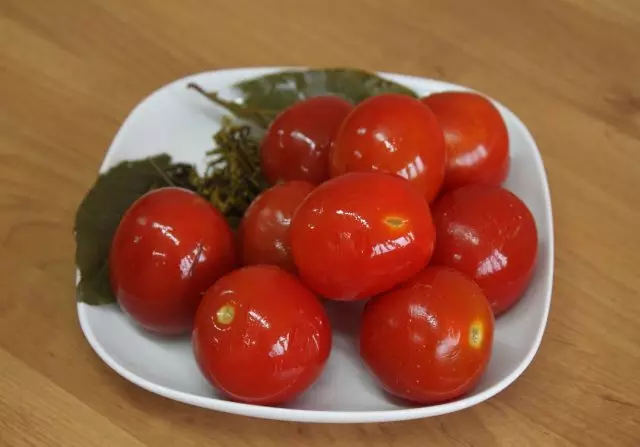 Kâlde pickling fan tomaten: yn in bak, yn in panne, yn potten, yn in vat 538_1