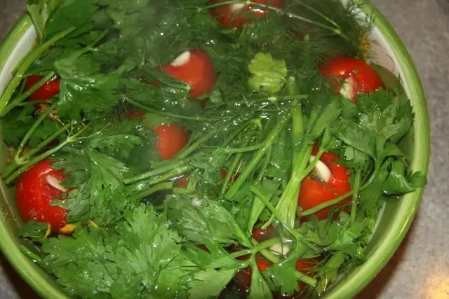 Kâlde pickling fan tomaten: yn in bak, yn in panne, yn potten, yn in vat 538_4