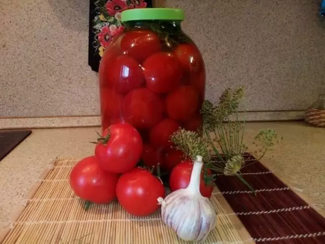 Kutola kozizira kwa tomato: mu chidebe, mu poto, mumitsuko, mu mbiya 538_6