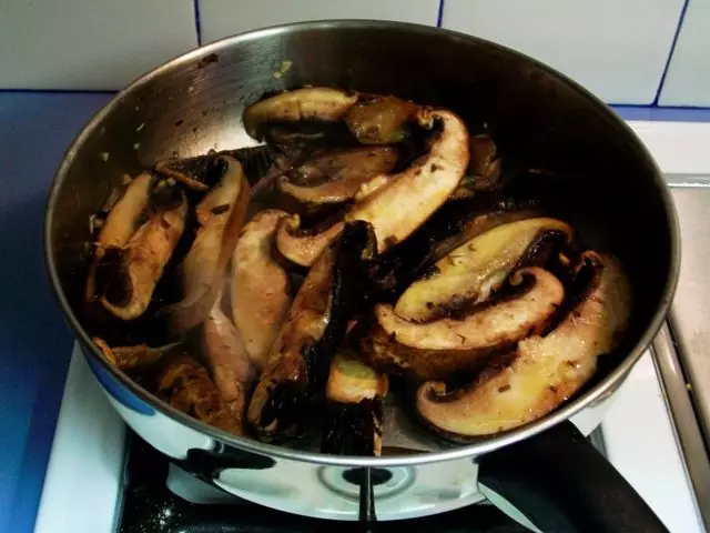 Red umbrella mushroom (Chicken Coop): what it looks like, where it grows, edible or not, how to cook 5636_16