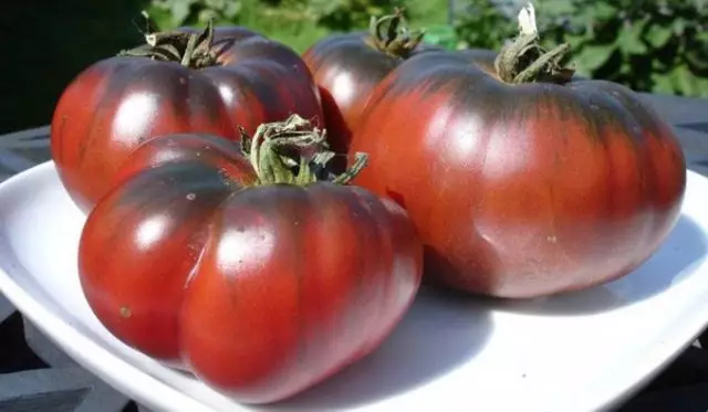 Tomato Nhema Bison: wongororo, mapikicha, hunhu, goho 6154_2