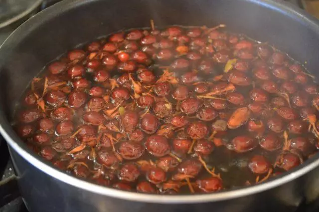 உலர்ந்த ரோஜா இடுப்பை சரியாக காய்ச்சுவது எப்படி: ஒரு தெர்மோஸ் இல்லாமல், ஒரு பாத்திரத்தில், ஒரு காபி தண்ணீருக்கான விகிதாச்சாரம் 6626_2