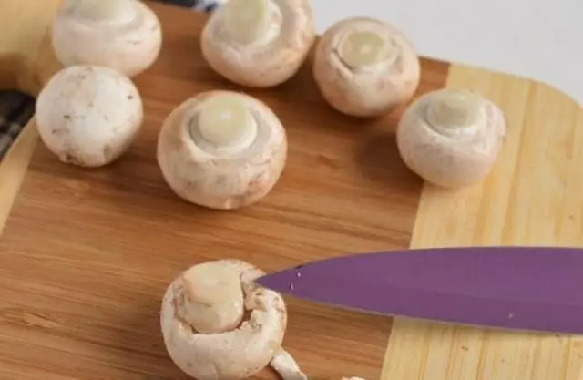 Champignons: мөөгийг хэрхэн цэвэрлэж, угаах вэ 7052_13