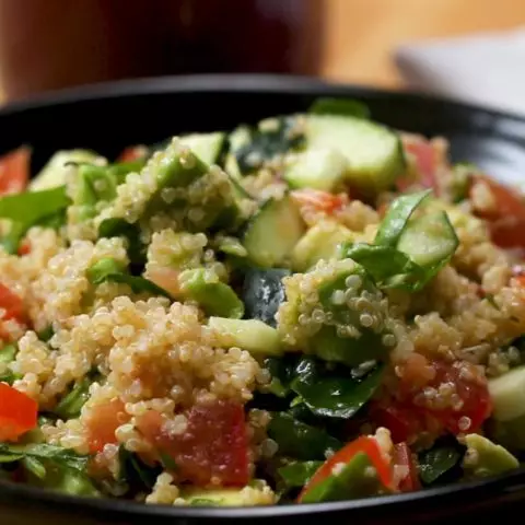 Isaladi le-Quinoa ne-Avocado: Iresiphi yakudala, Utamatisi, i-Shrimp 7137_1