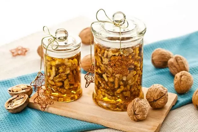 Walnuts pẹlu oyin: awọn anfani ati awọn eewu fun awọn ọkunrin ati obinrin, awọn ilana 7826_1