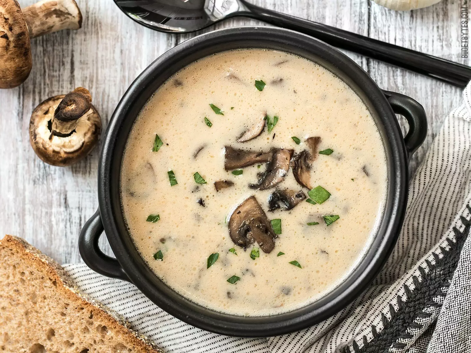 Boqoshaada Oyster ama champignons: taas oo dhadhan fiican leh, caafimaad qabta, ka fiican, isbarbardhigga likaha