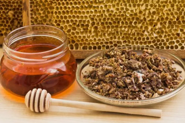 ከ propolis ጋር ማር -ጠቃሚ ባህሪዎች ፣ እንዴት እንደሚወስዱ ፣ ዝግጅት ፣ ጉዳት 8983_4