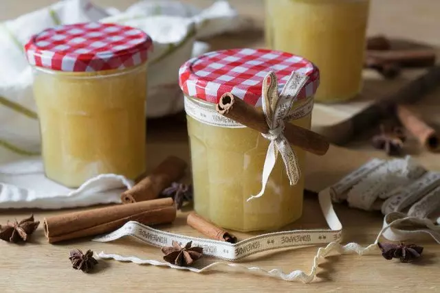 Purée de poires pour l'hiver: recettes à la maison pour les enfants, avec des pommes, sans sucre, dans une mijoteuse 9238_4