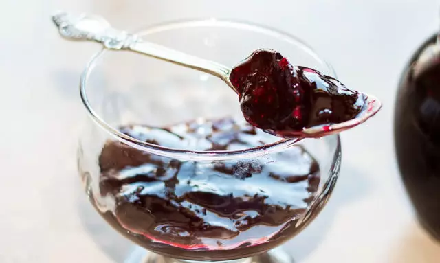 Blackcurrant jelly: how to cook, recipes for the winter 9275_3