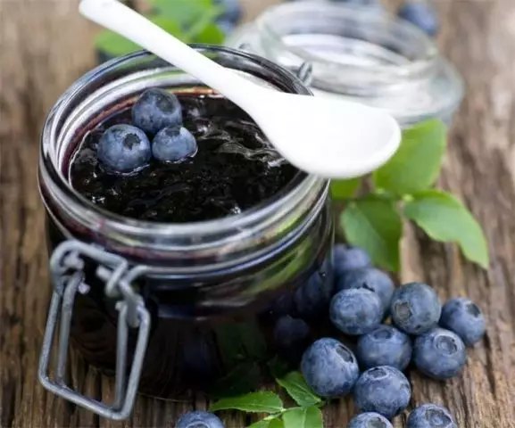 Blueberries дар афшураи худ: чӣ гуна бо шакар ва бе шак пухтан, дорухат барои зимистон 9291_1