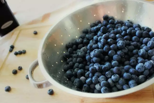 Blueberries дар афшураи худ: чӣ гуна бо шакар ва бе шак пухтан, дорухат барои зимистон 9291_3