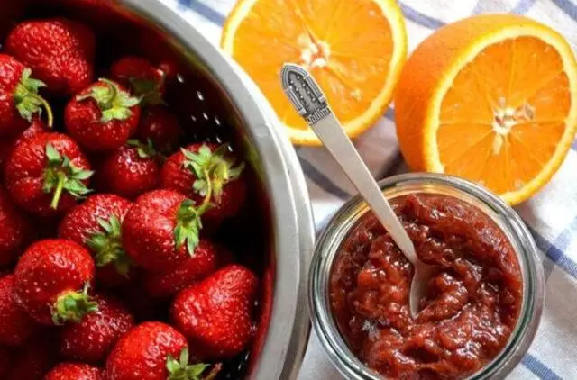 Strawberry jam: ine mint uye ndimu, basil, mapepa echando, maminetsi mashanu, wongororo 9306_5