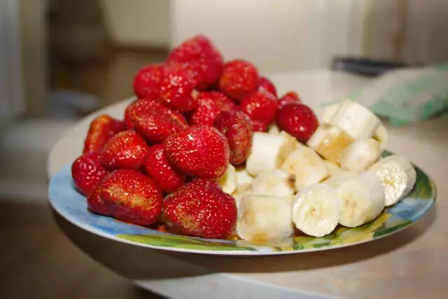 Aardbeikonfyt met piesang: resepte vir die winter met suurlemoen, kiwi, stap-vir-stap kookkuns van vyf minute, resensies 9325_5