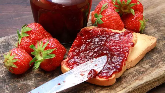 Strawberry jam nrog gelatin