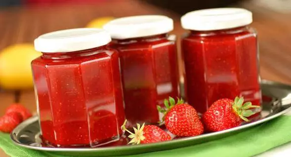 Strawberry jam nrog gelatin