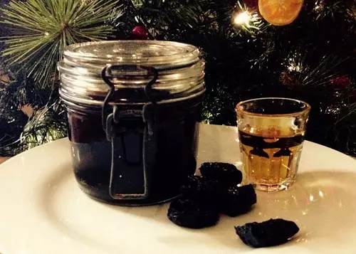 Prune tincture: resep pikeun vodka, alkohol, bulan moonshine 9399_1