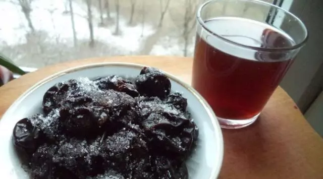 Prune tincture: resep pikeun vodka, alkohol, bulan moonshine 9399_4