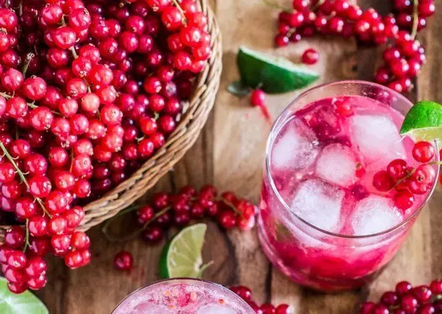 Tú currant pupa pẹlu vodka: awọn ilana ti o rọrun ni ile 9421_5