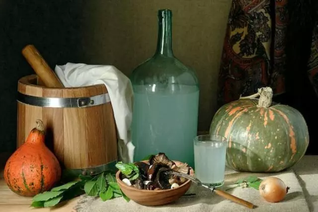 Chiaro di luna di zucca: ricette per la tintura a casa, sulla vodka, sull'alcol, sui semi di zucca 9446_1