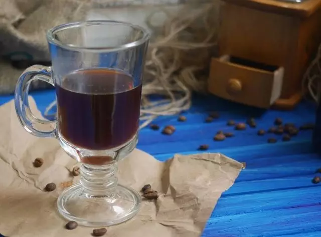 Receta konjaku të bëra në shtëpi me kumbulla të thata: dritë hëne, vodka, alkool 9489_6