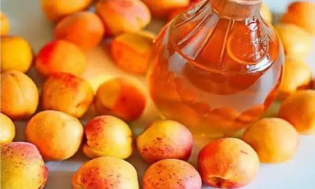 Peach moonshine: resept ya mash hamwe na nta musemburo, uburyo bwo gutsimbarara ukwezi kuri pashe 9493_1