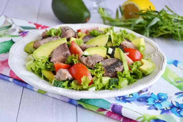 Ahuakate eta atun entsalada: errezetak arrautza, pepino eta tomateekin 9502_1