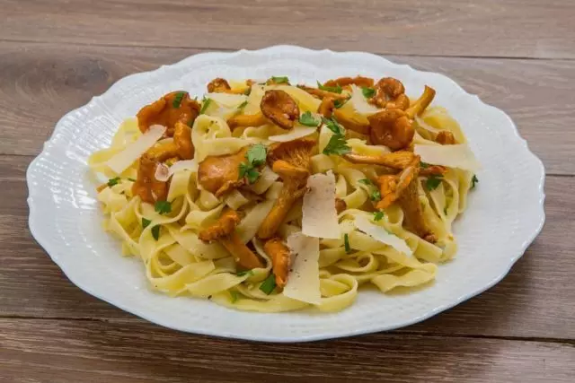 Chanterelle pasta: uburyo bwo guteka, resept hamwe na bacon na cream 9515_1