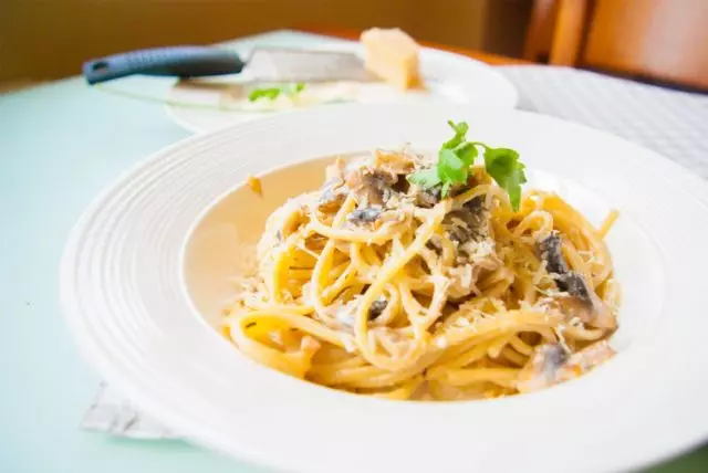 Chanterelle pasta: uburyo bwo guteka, resept hamwe na bacon na cream 9515_4