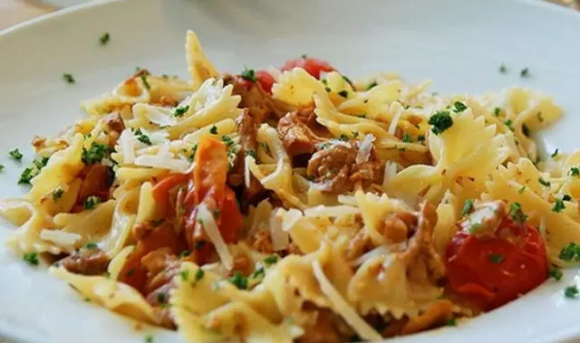 Chanterelle pasta: uburyo bwo guteka, resept hamwe na bacon na cream 9515_7