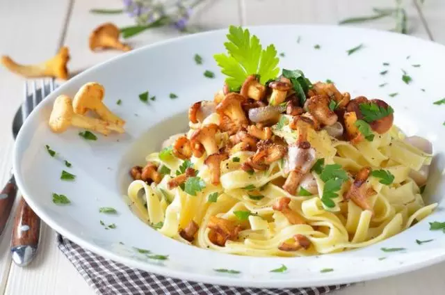 Chanterelle pasta: uburyo bwo guteka, resept hamwe na bacon na cream 9515_9