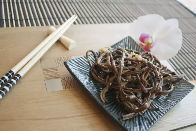 韩文蕨类植物：带有照片的食谱，来自干（干）蕨类植物，卡路里含量，好处 9525_2