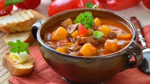 Goulash porc Hwngari: rysáit glasurol, cawl goulash, gyda grefi, gyda thatws 9565_1