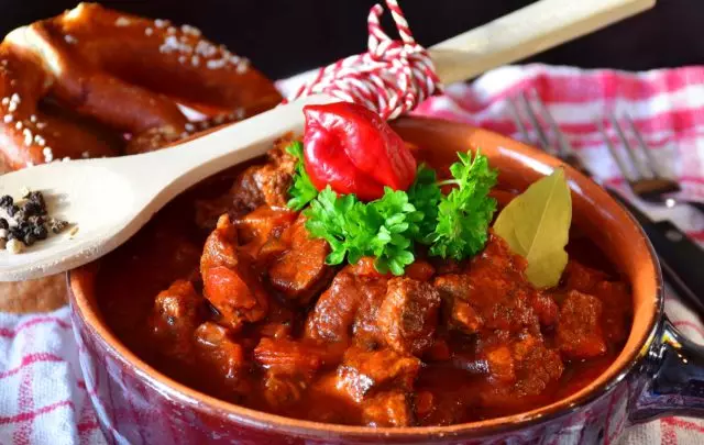 Ungarsk flæsk goulash: klassisk opskrift, goulash suppe, med sovs, med kartofler 9565_2