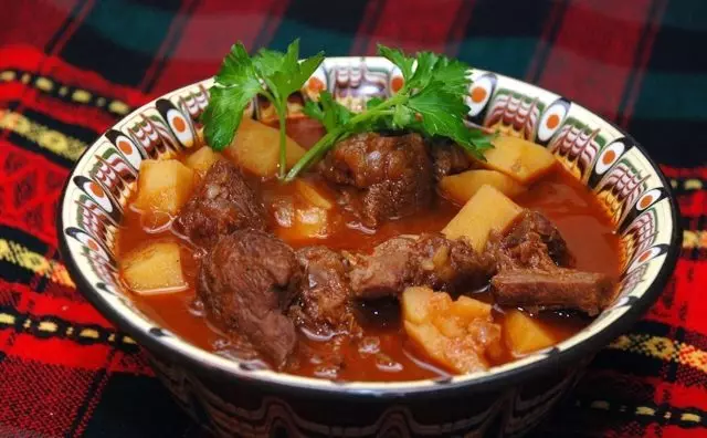 Ungarsk flæsk goulash: klassisk opskrift, goulash suppe, med sovs, med kartofler 9565_3