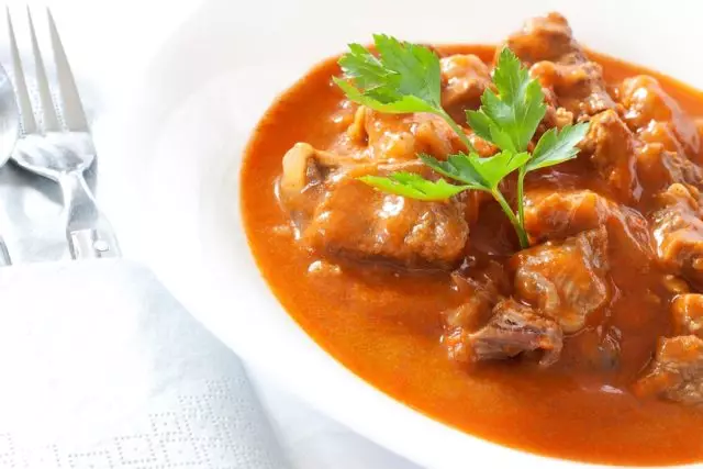 Goulash de porco húngaro: receita clásica, sopa de goulash, con salsa, con patacas 9565_9