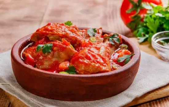 Chakhokhbili de poulet dans une mijoteuse: recettes pas à pas en géorgien, classique 9569_1