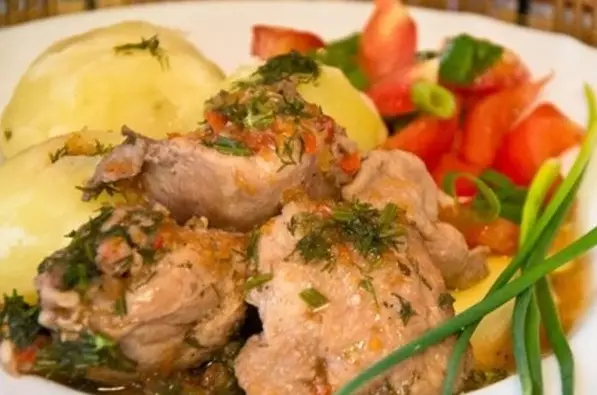 Chakhokhbili de poulet dans une mijoteuse: recettes pas à pas en géorgien, classique 9569_4