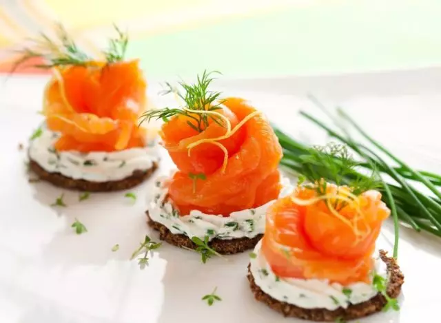 Canape leh salmon: cuntooyin leh jiis, jiis, kareem, qajaar 9638_13