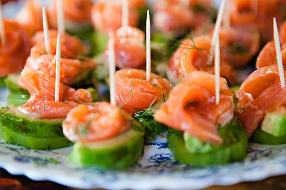 Canape leh salmon: cuntooyin leh jiis, jiis, kareem, qajaar 9638_15