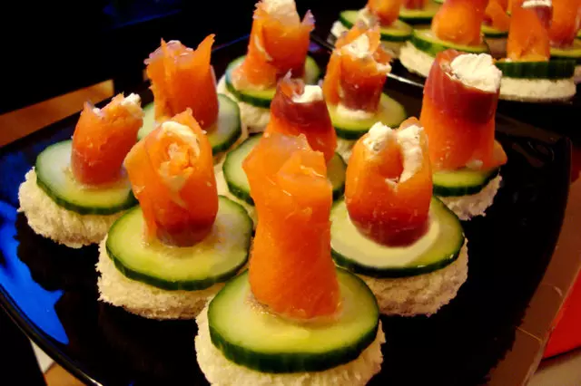 Canape leh salmon: cuntooyin leh jiis, jiis, kareem, qajaar 9638_17