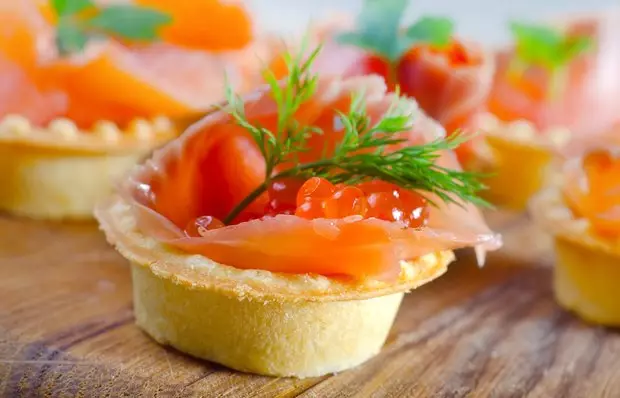 Canape leh salmon: cuntooyin leh jiis, jiis, kareem, qajaar 9638_23