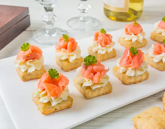 Canape leh salmon: cuntooyin leh jiis, jiis, kareem, qajaar 9638_24