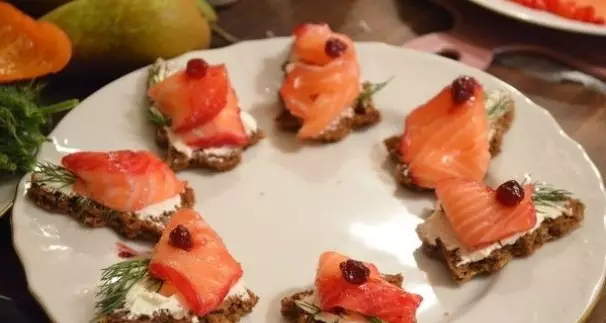 Canape leh salmon: cuntooyin leh jiis, jiis, kareem, qajaar 9638_7