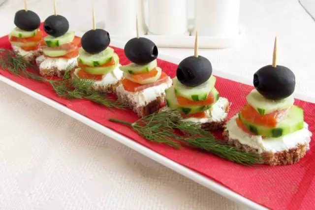 Canapé au saumon: recettes avec fromage cottage, fromage à la crème, caviar, concombre 9638_8